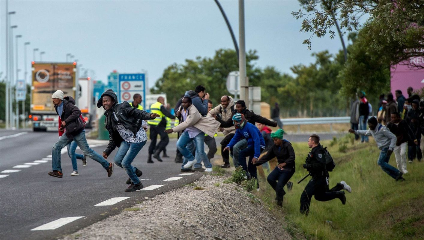 150730-calais-france-migrants-jpo-354a_037afc764ae03acd7725deac492d619e.nbcnews-ux-2880-1000 ...